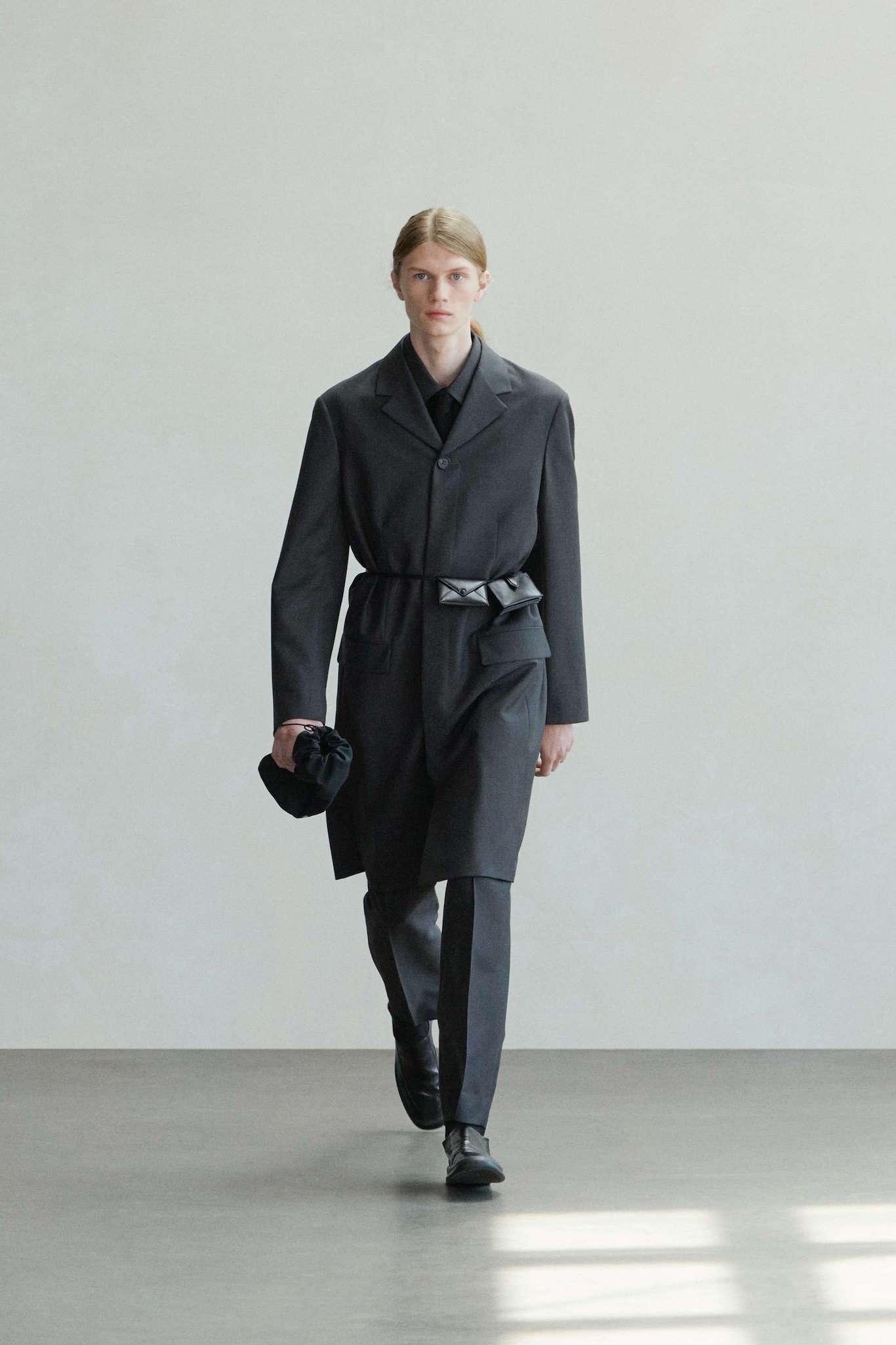 The Row spring-summer 2022 goes against the tide - Garage